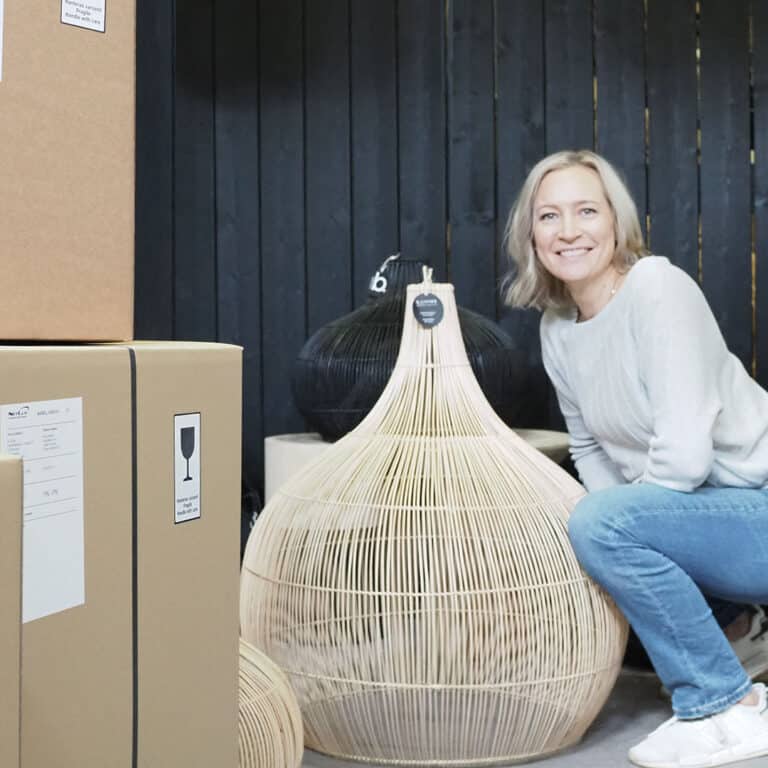 Uniikki mallisto rottinkivalaisimia ja pölkkyjakkaroita - B. Living